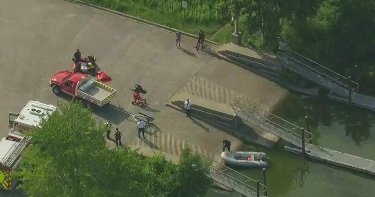 Elk Grove Village fire crew retrieve boat in Busse Lake - CBS Chicago