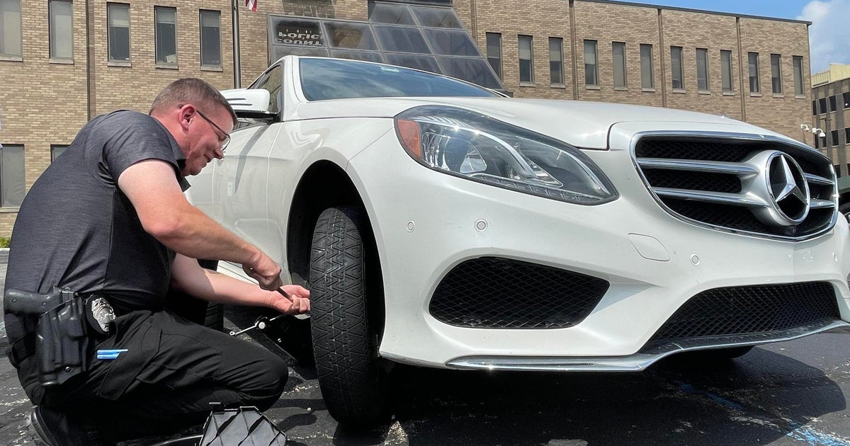 Allegheny County police change mom's flat tire, drive daughter to ...