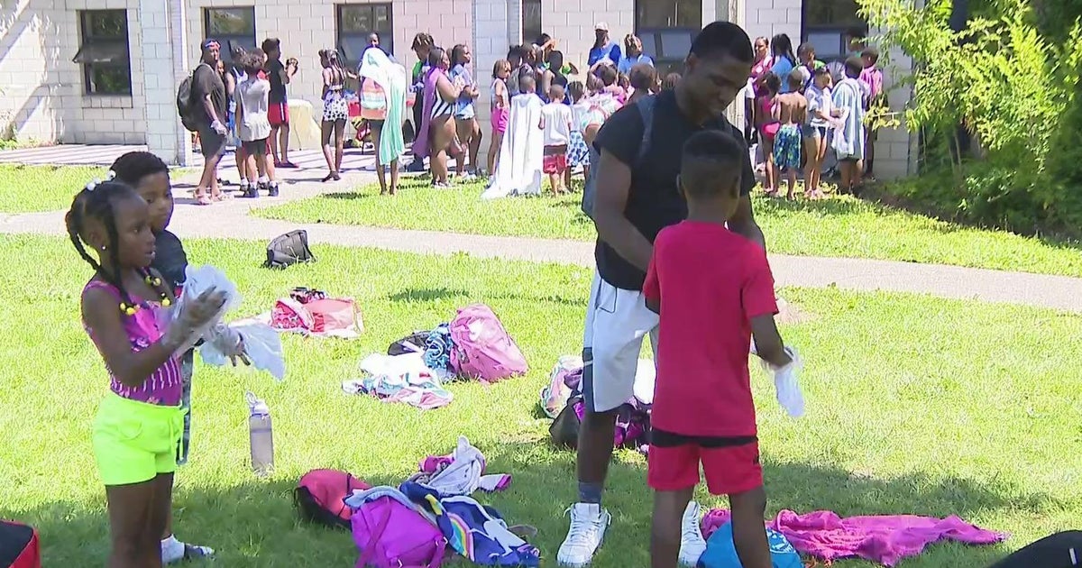 City teens Counselor-in-Training project CHA residents - CBS Chicago