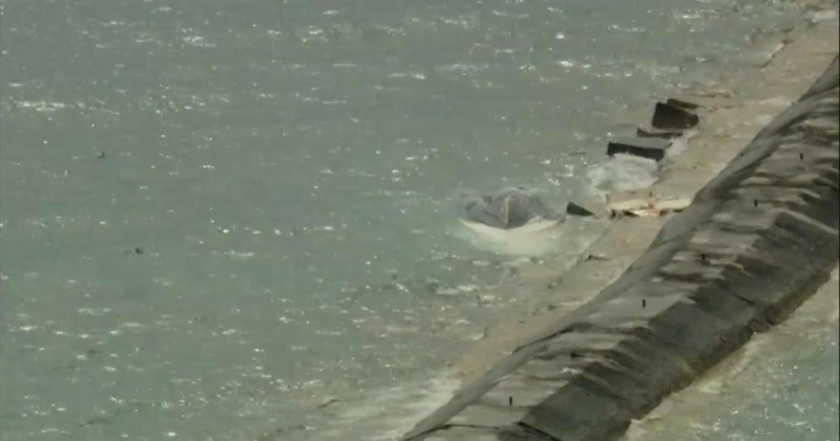 Woman dead, 6 people rescued after boat capsizes near Navy Pier - CBS ...