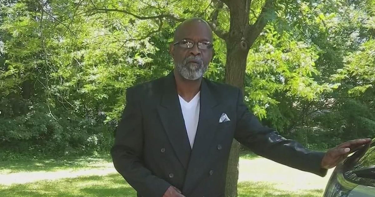 Security guard dies after confrontation with teens - CBS Chicago