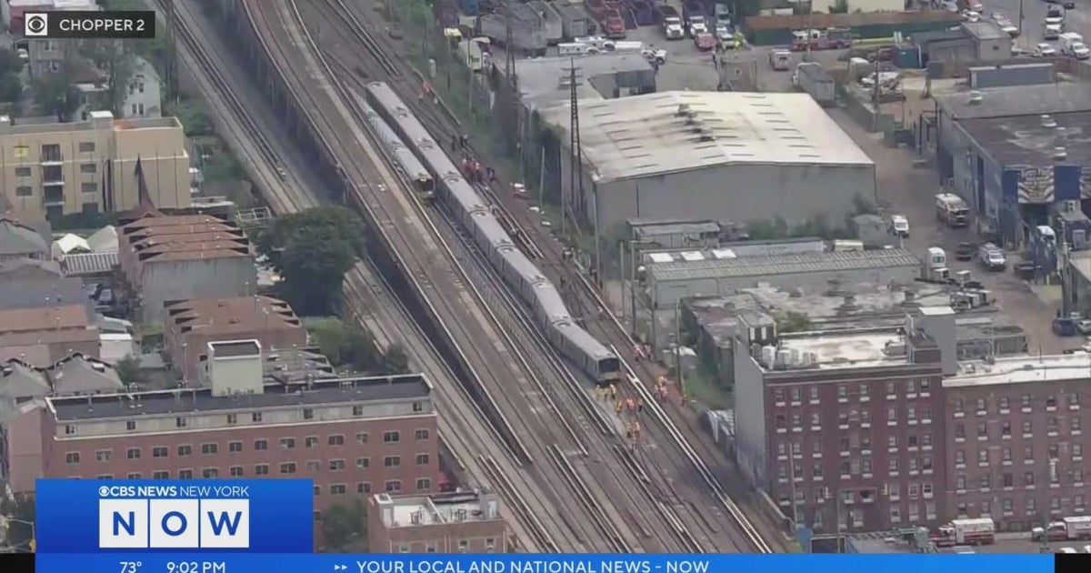 LIRR delays continue through Friday after derailment in Queens - CBS New York