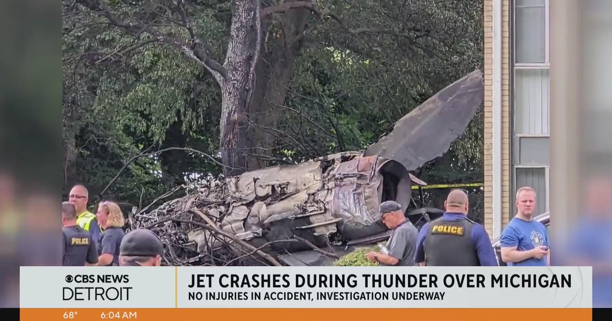 Jet crashes during Thunder Over Michigan at Willow Run Airport - CBS ...
