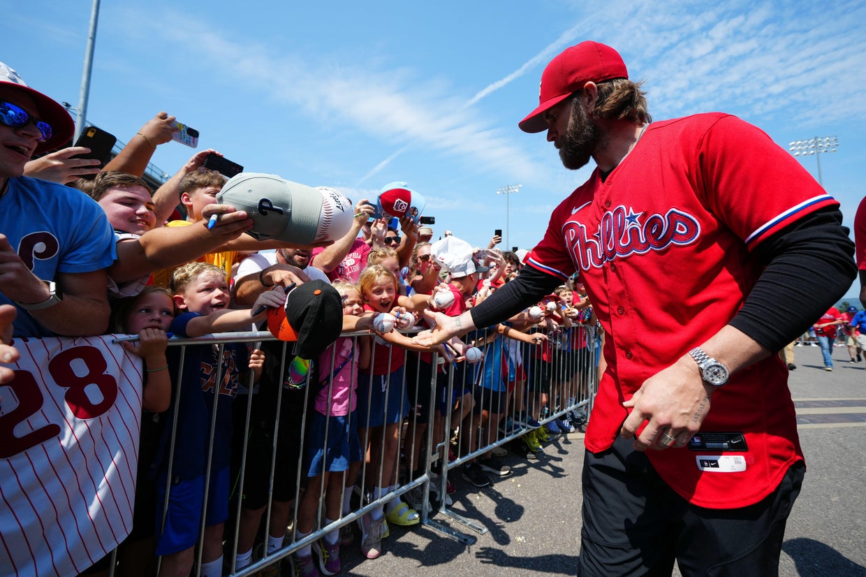 Phillies sign autographs, hang out and watch Media play in LLWS in ...