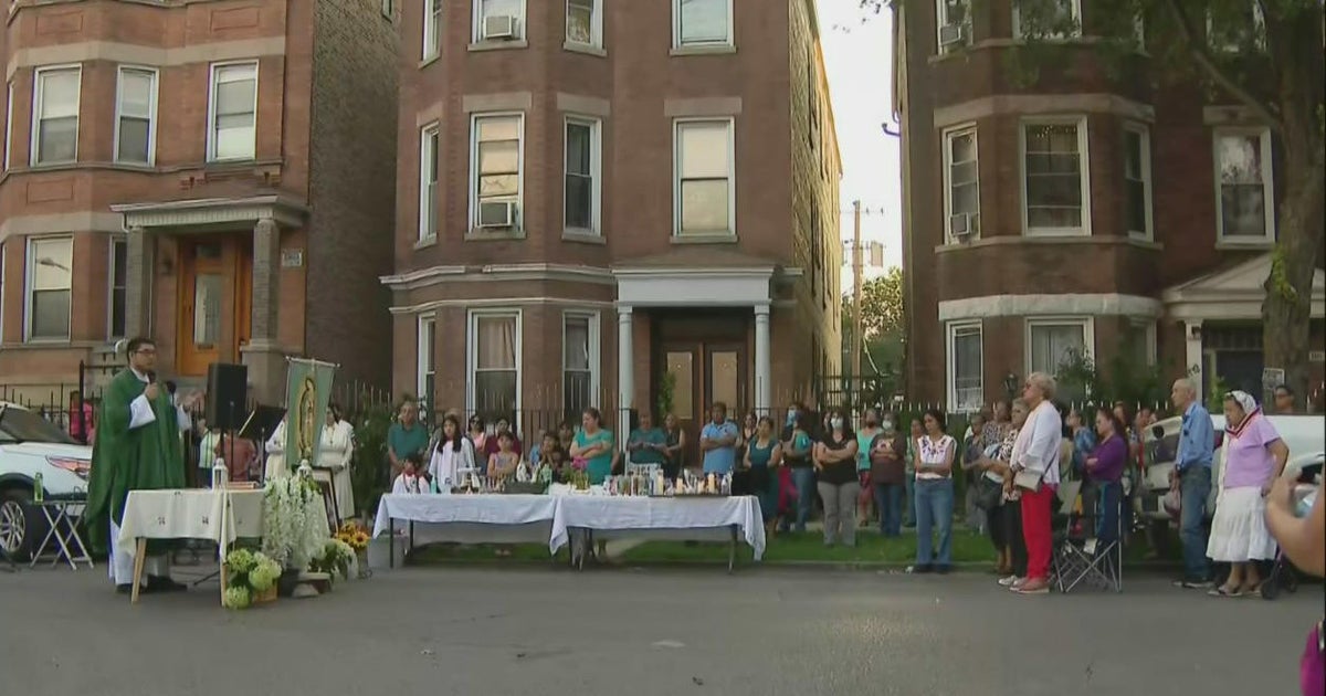 Residents to attend street mass Friday in Pilsen - CBS Chicago