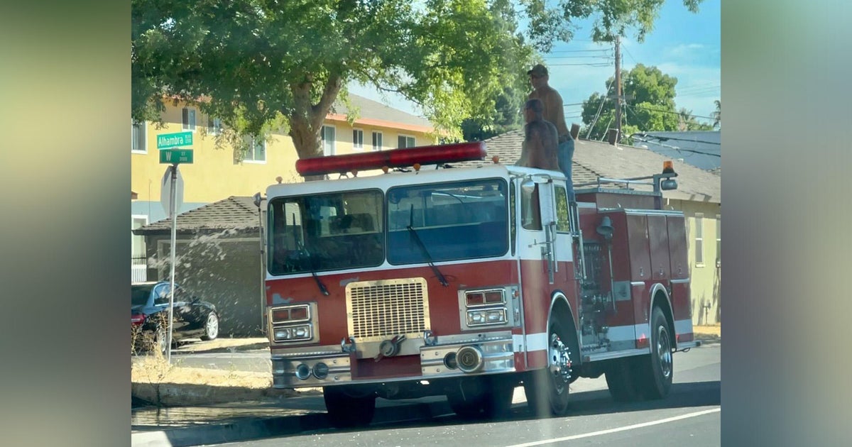 Unmarked fire engine not affiliated with Sacramento Fire seen flowing ...