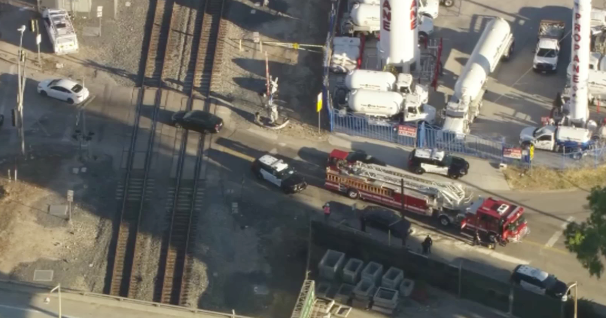 Metrolink train hits vehicle on tracks in Glendale; no injuries ...