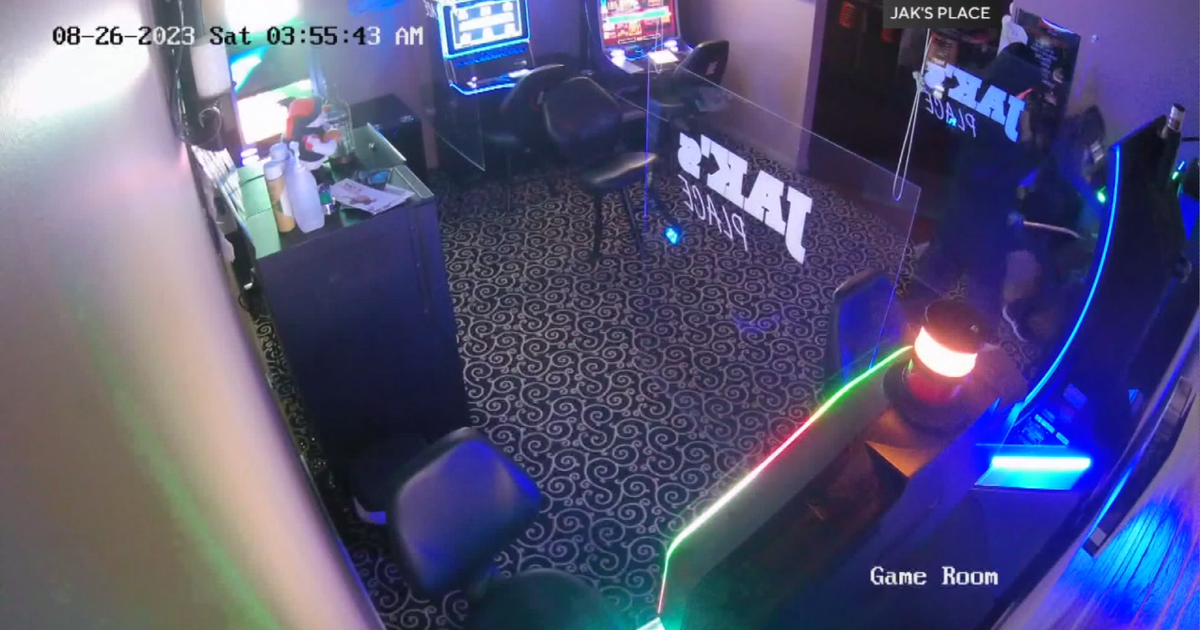 Thieves break into gaming machine at Chicago Ridge lounge - CBS Chicago