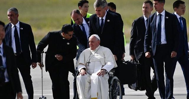 Pope Francis begins historic visit to Mongolia - CBS News