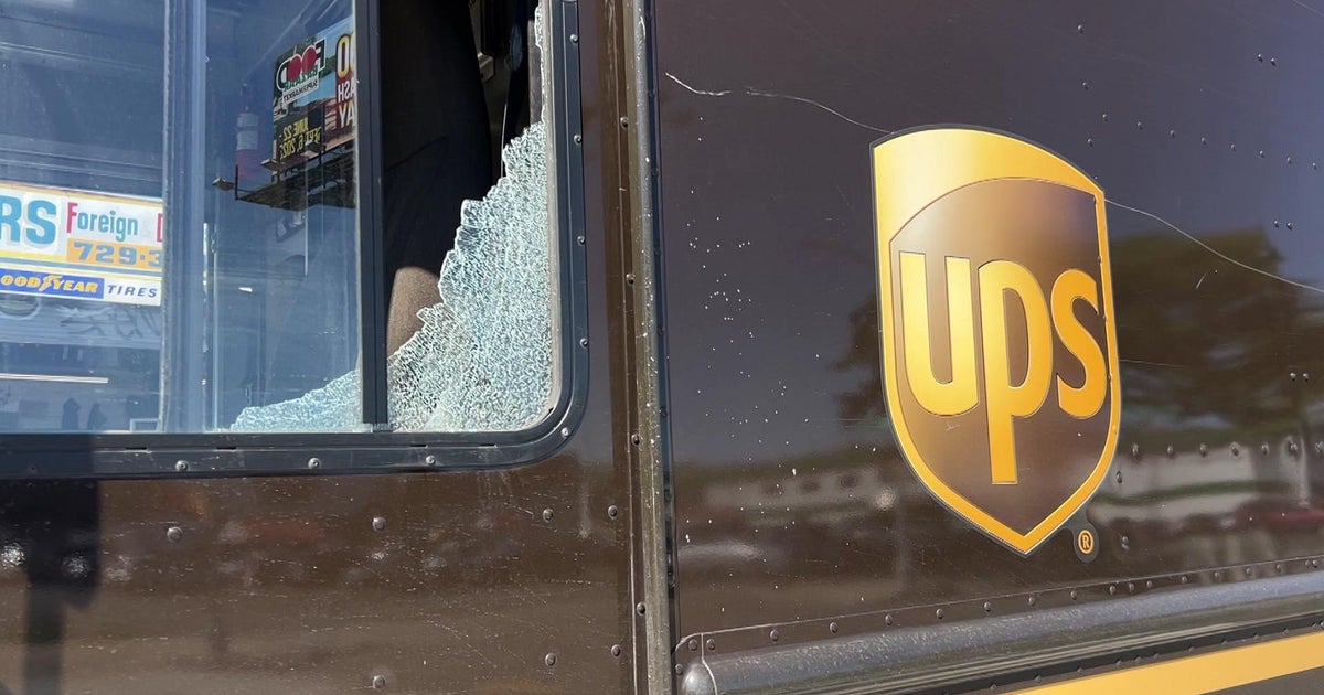 Caught on camera: Driver attacks UPS driver in Queens - CBS New York