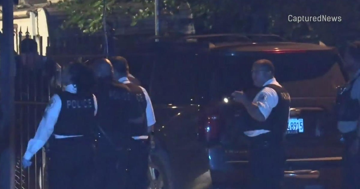 Chicago Police search for woman who pulled gun on officers - CBS Chicago