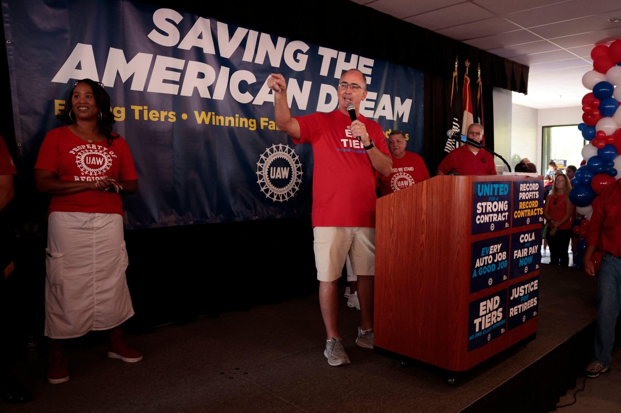 UAW presses Big 3 with "audacious" demands, edging closer to strike as ...