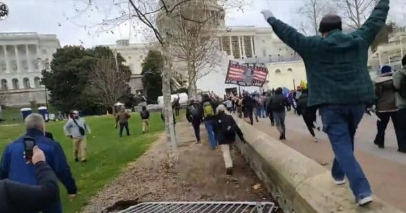 Man gets 3 years for breaking through Capitol barricades on Jan 6 - CBS ...