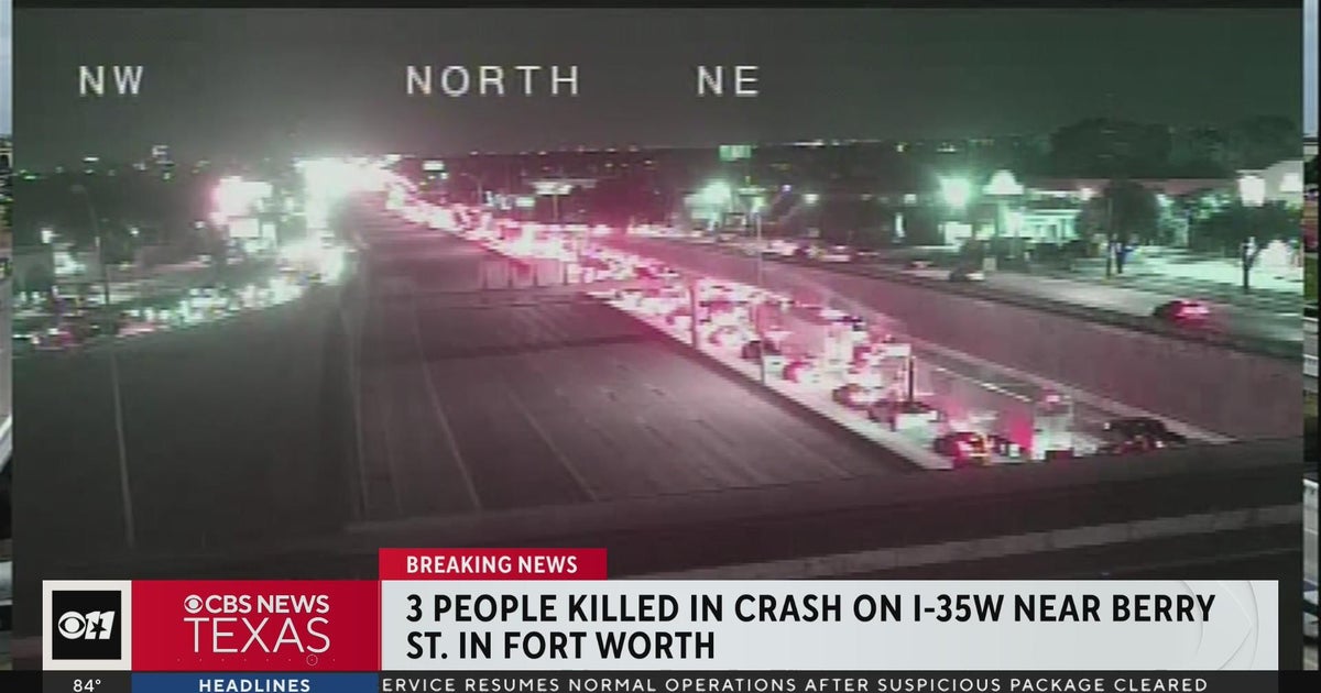 Triple fatality crash closes I-35W in both directions - CBS Texas