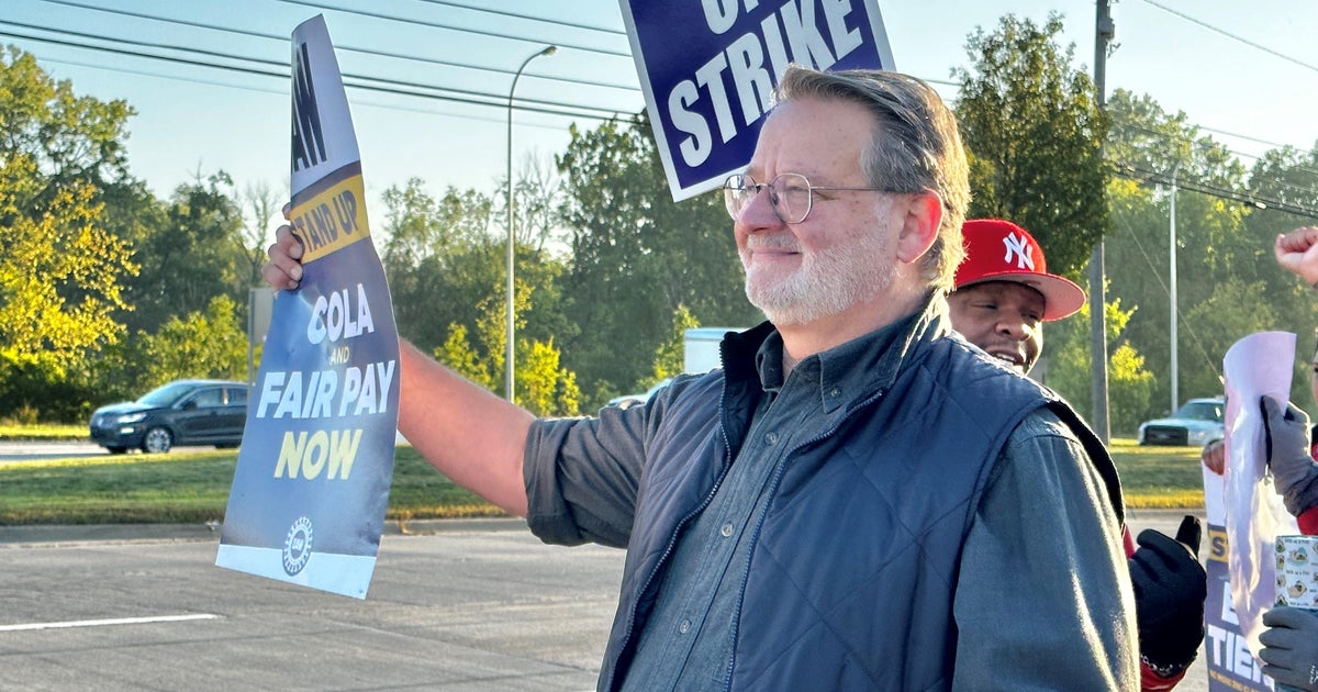 U.S. Sen. Gary Peters joins UAW picket line at Ford Assembly Plant ...