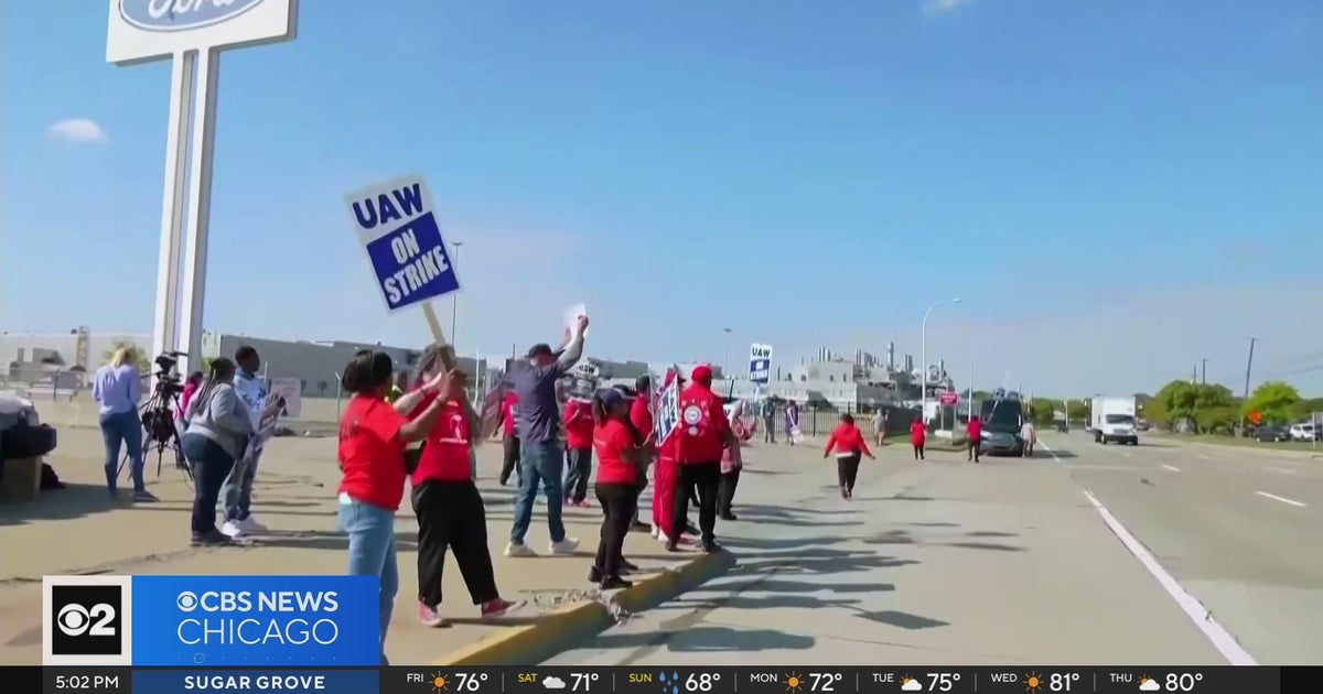 UAW strike impacting Chicago's South Deering plant - CBS Chicago