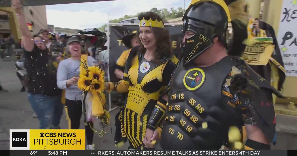 Steelers fans get married at tailgate - CBS Pittsburgh