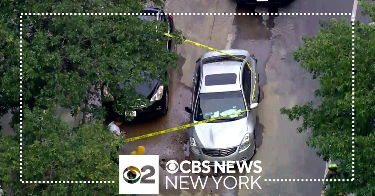 Car gets stuck in sinkhole in Brooklyn - CBS New York