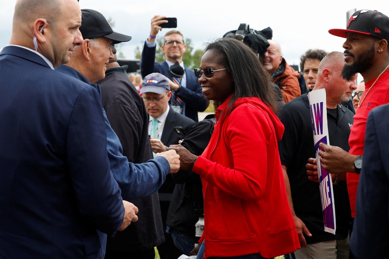 Biden joins picket line with UAW workers in Michigan: "Stick with it ...