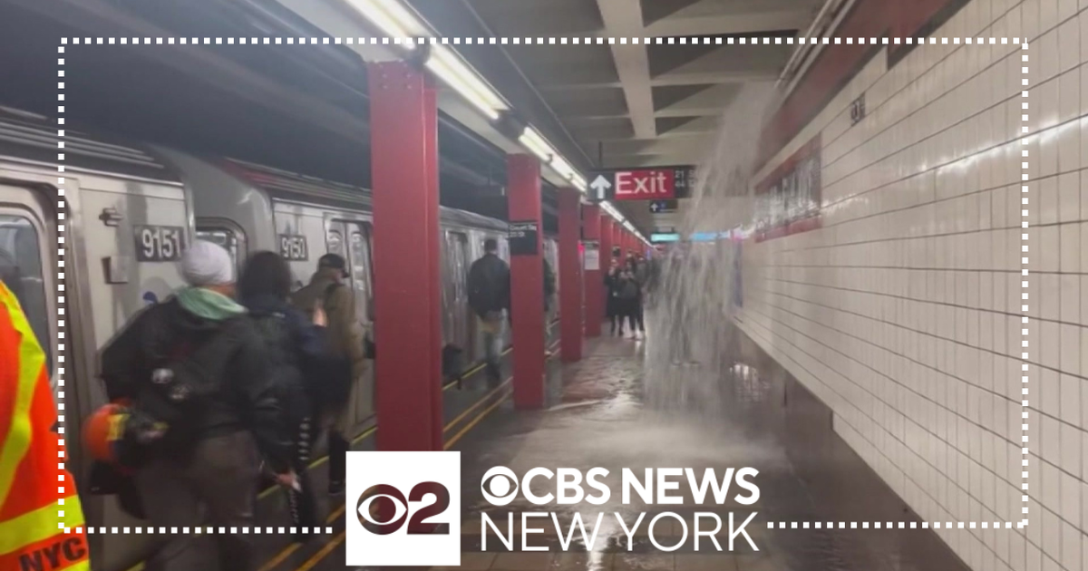 Subway platforms flooded as heavy rain soaks morning commute - CBS New York