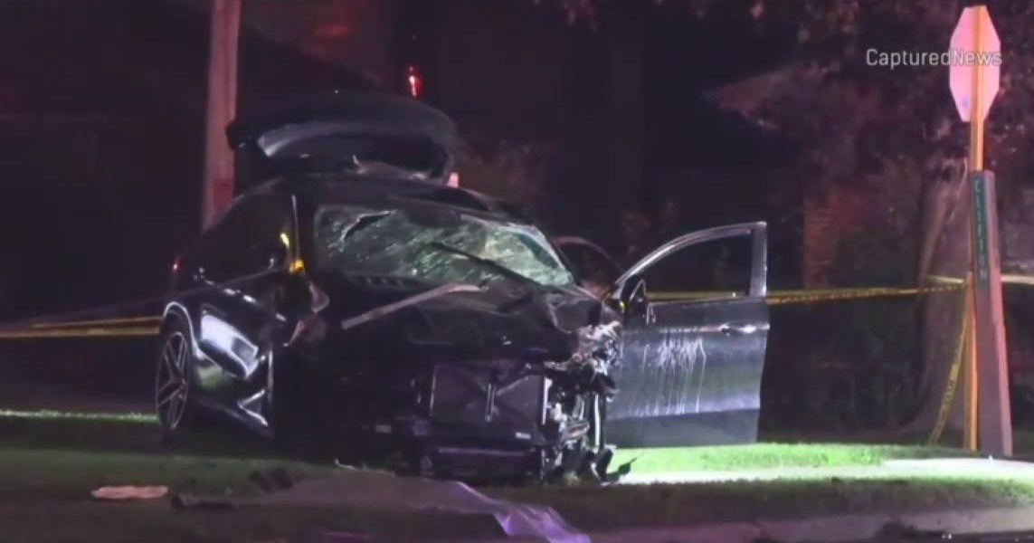 Suburban police investigate deadly early morning crash - CBS Chicago