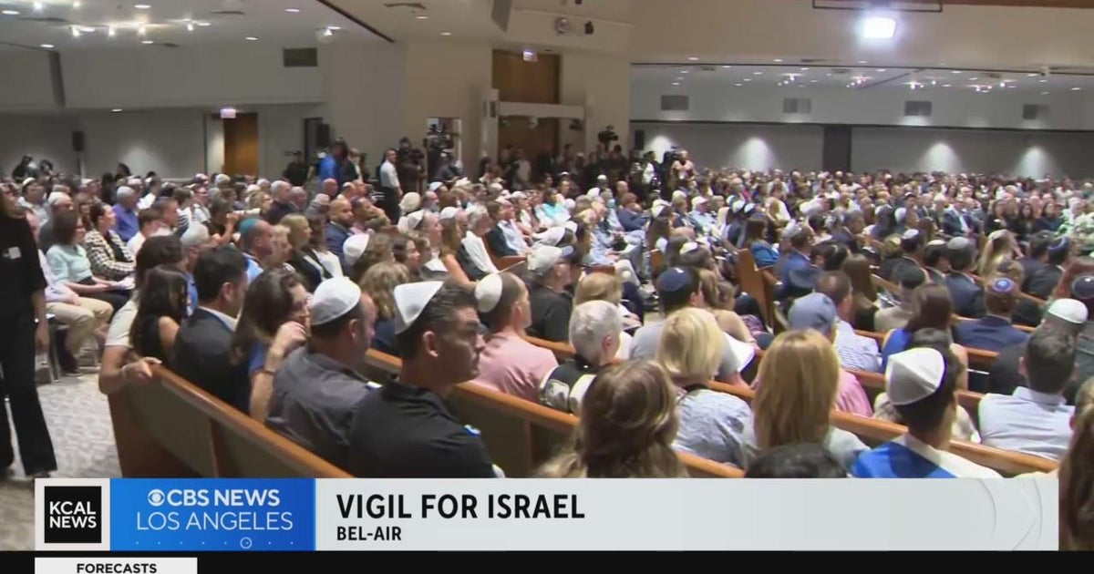Hundreds gather to hold vigil for Israel at Stephen Wise Temple - CBS ...