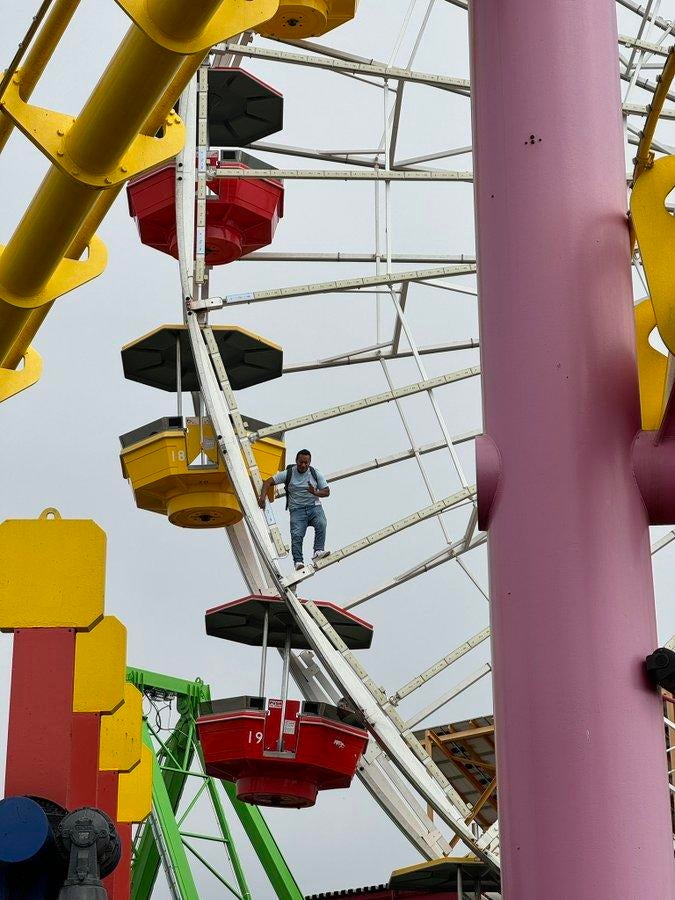 Man claiming to have bomb arrested after climbing Ferris wheel on Santa ...