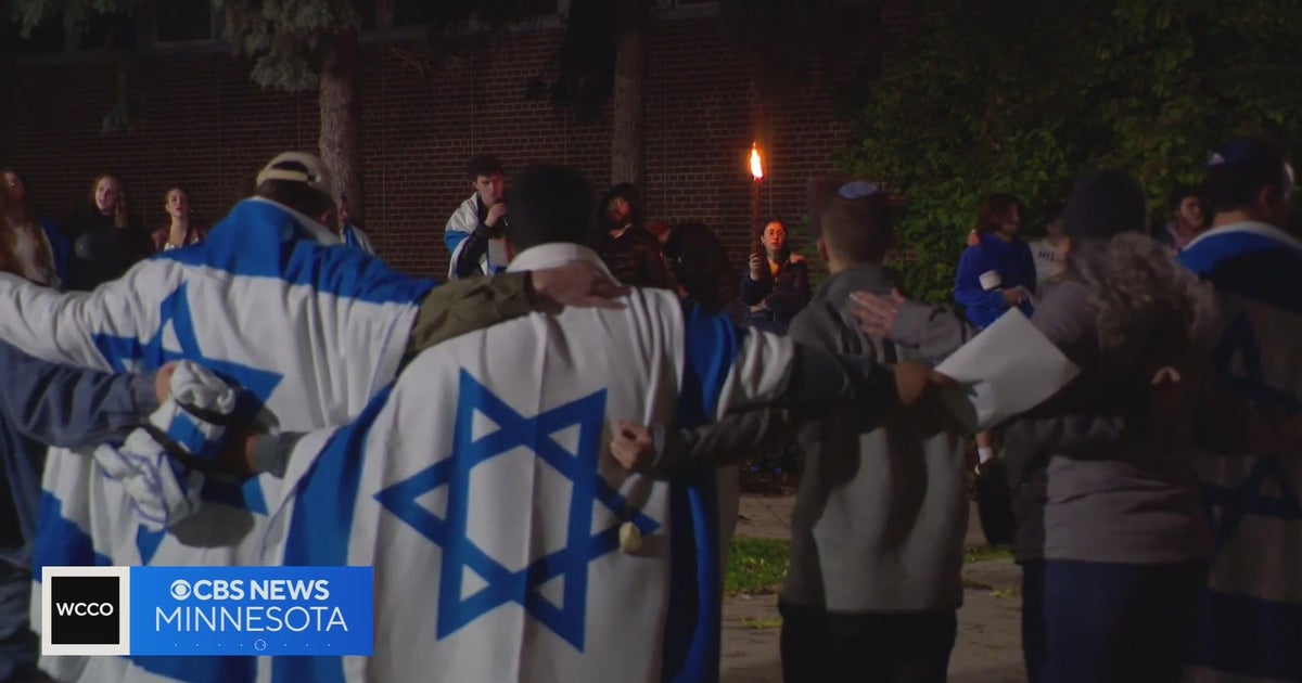 Jewish students in Minnesota stand together in solidarity - CBS Minnesota