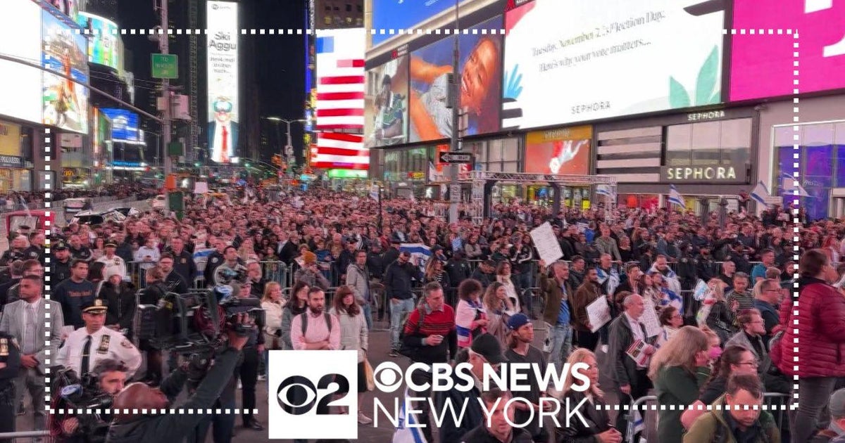 Demonstrators in Times Square demand release of hostages held by Hamas ...