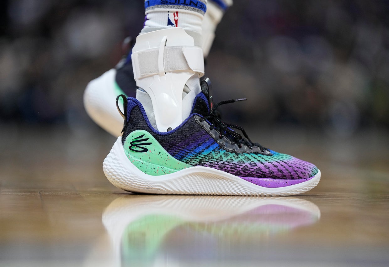 Kings' De'Aaron Fox is first signature athlete to sign to Curry Brand ...