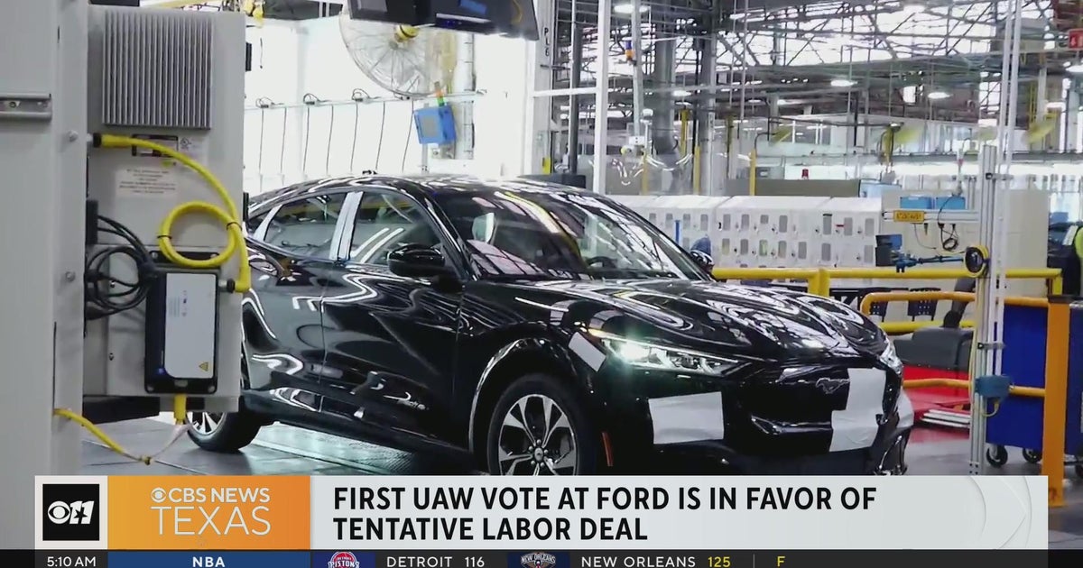 First UAW vote at Ford in favor of tentative deal - CBS Texas