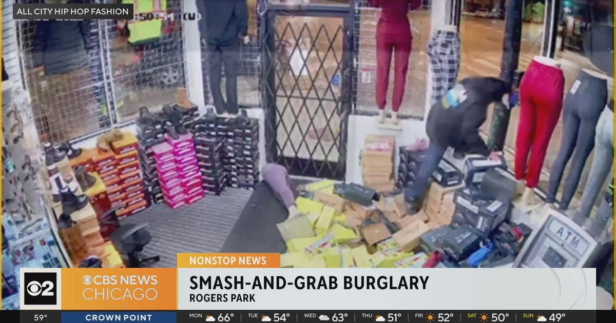 Smash-and-grab robber caught on camera in Rogers Park - CBS Chicago