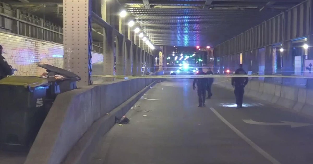 Gunman approaches victim, shoots him in leg in West Loop - CBS Chicago