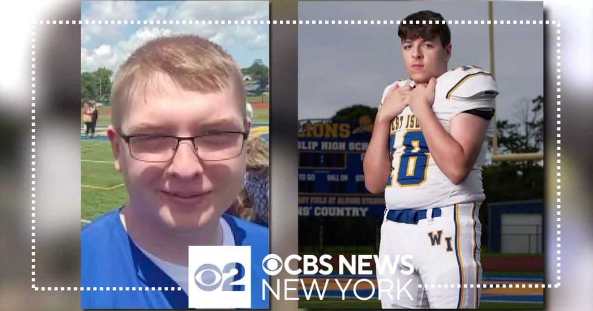 West Islip High School football team honors player killed in house fire ...