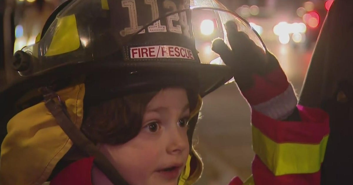 Community mourns fallen Chicago firefighter at Lincoln Park firehouse ...