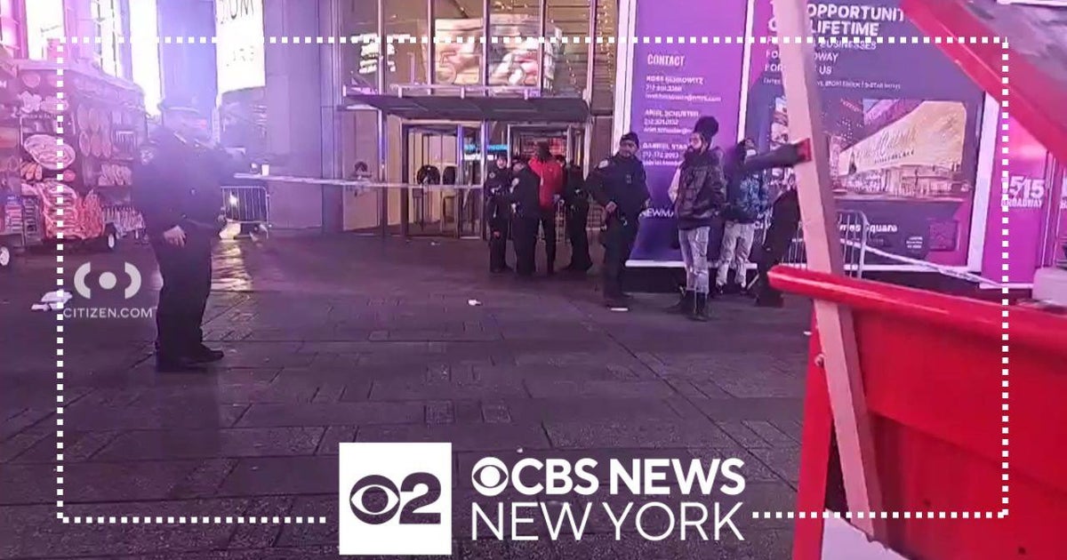 15-year-old boy seriously injured in Times Square stabbing, police say - CBS New York