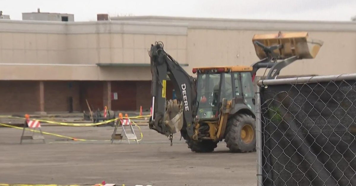Construction continues at second Chicago migrant tent camp - CBS Chicago