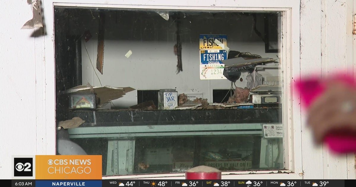 Fire shutters iconic Chicago smokehouse - CBS Chicago