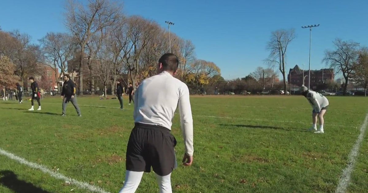 Chicago community forges bonds over Thanksgiving "Turkey Bowl" - CBS ...