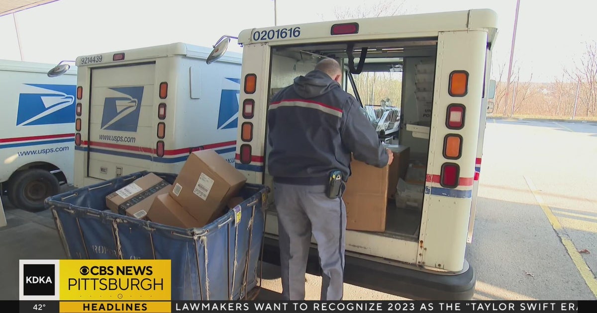 Postal service employees tackling the holiday rush as shipping ...