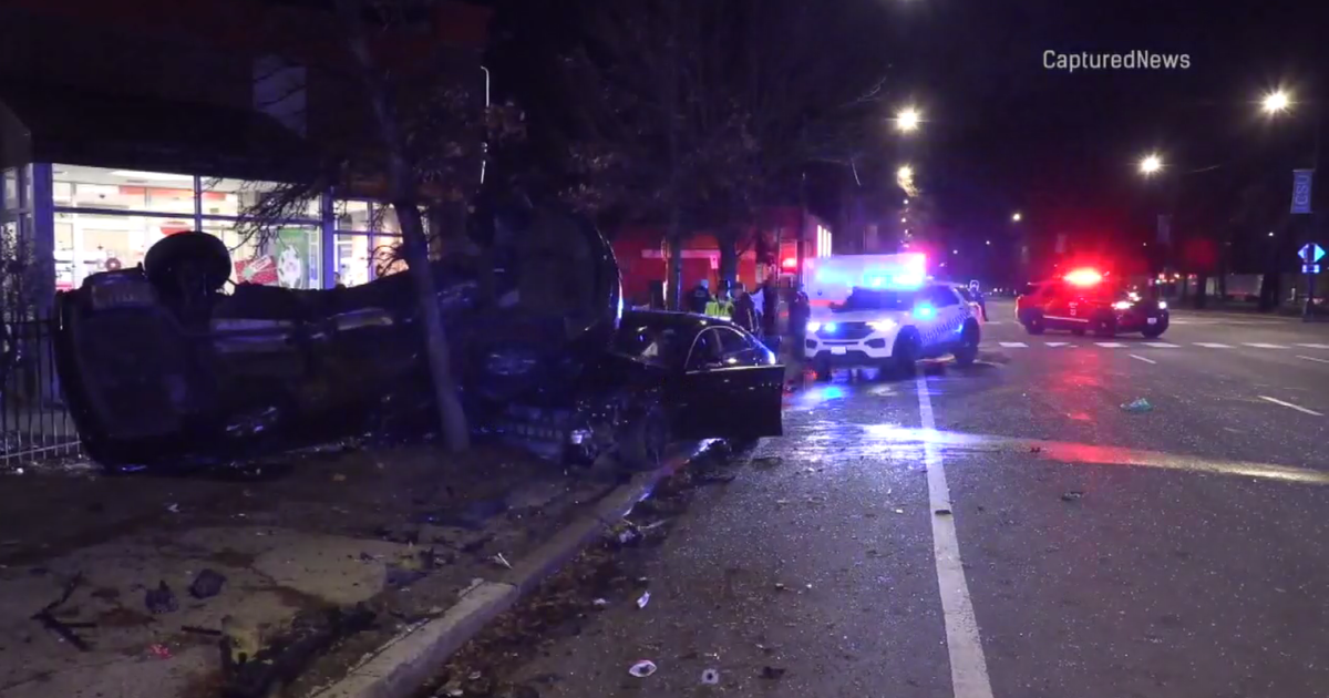 Crash on Chicago's South Side leaves one dead, two injured - CBS Chicago