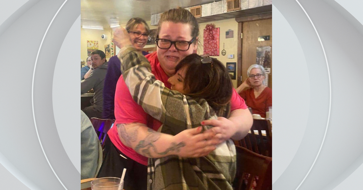 David's Diner waitress receives huge tip, shares with rest of staff ...