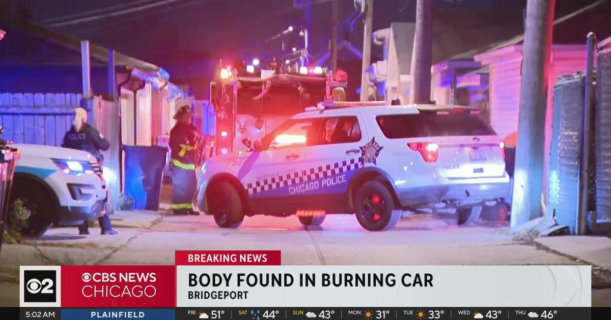 Body found in trunk of burning car on Chicago's South Side - CBS Chicago