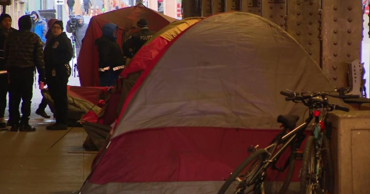 Chicago clearing out West Loop homeless camp to clean viaducts - CBS ...