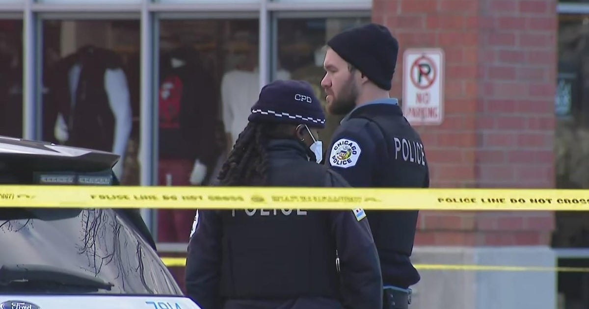 Security guard shot, killed in fight at Chicago shopping center - CBS ...