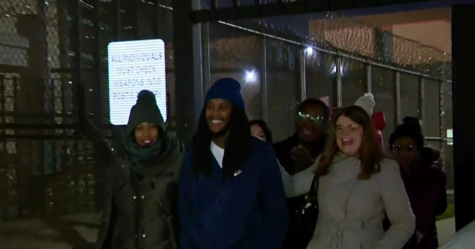 Darien Harris free after being exonerated of murder - CBS Chicago