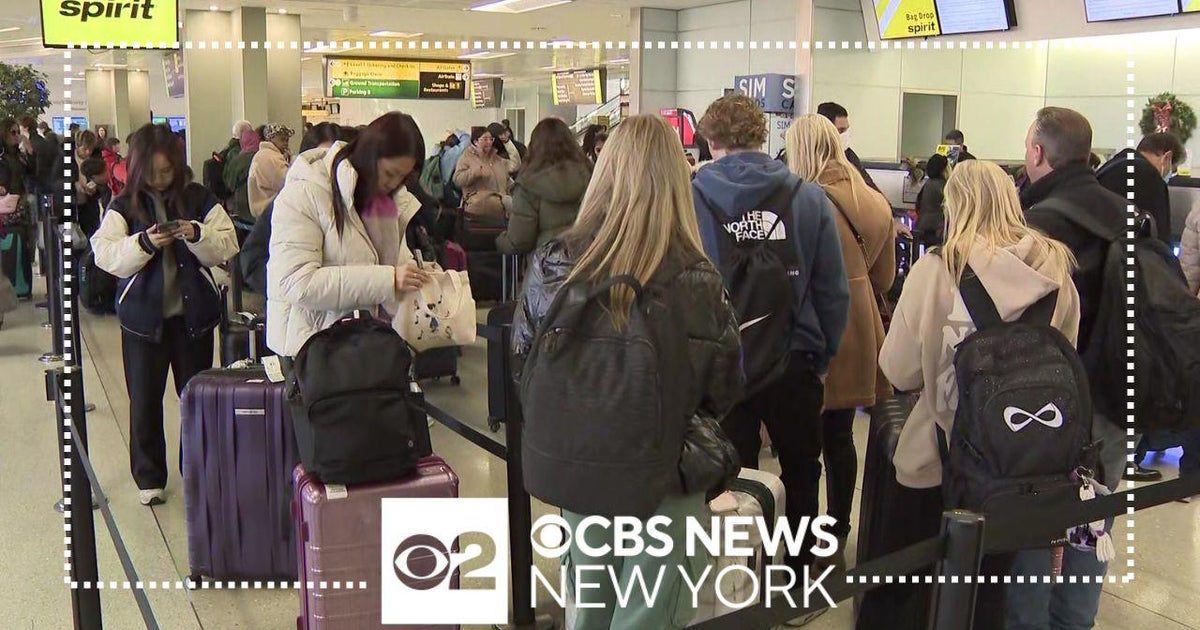 Holiday travel rush begins as airports prepare for record traffic - CBS New York