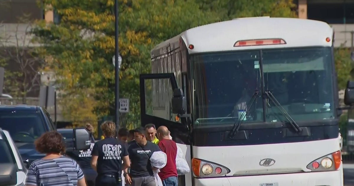 Bus carrying more migrants from Texas arrive unannounced in Chicago ...