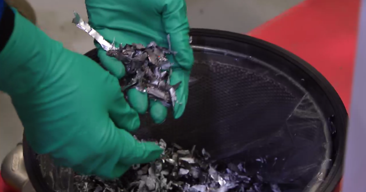 Chicago area researchers study ways to recycle used batteries - CBS Chicago