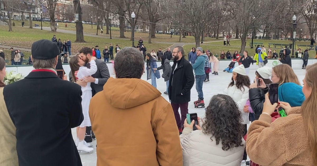 Couple gets married on Boston's Frog Pond skating rink - CBS Boston